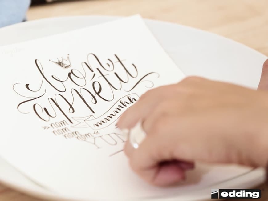 Handlettering: Verzieren Sie Porzellan mit schöner Schrift